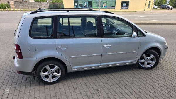Grey Volkswagen Touran 2008 in Utena, with an engine capacity of 1.90 L and mileage of 269 thousand km for 2950 €, photo 3 on AUTOMOTO.COM.LV