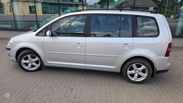 Grey Volkswagen Touran 2008 in Utena, with an engine capacity of 1.90 L and mileage of 269 thousand km for 2950 €, photo 4 on AUTOMOTO.COM.LV