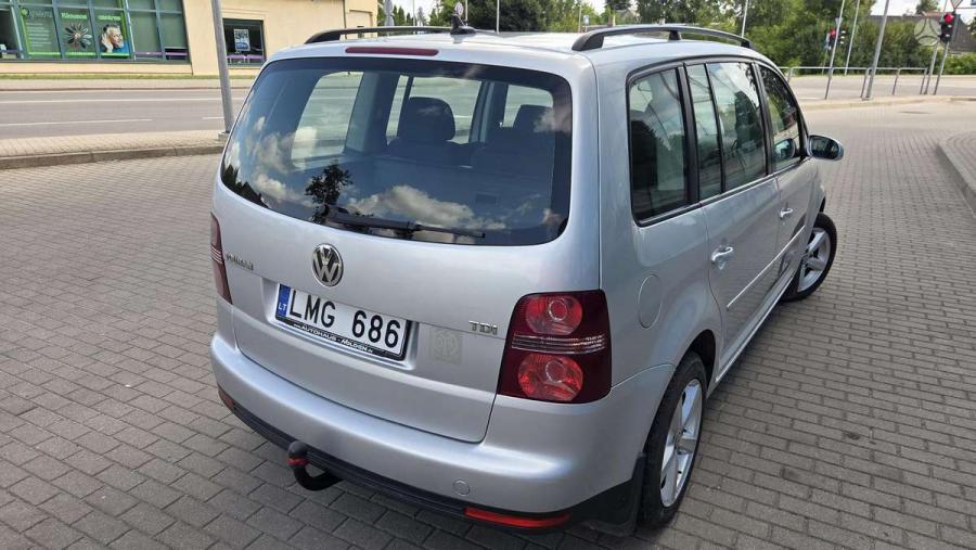 Pelēks Volkswagen Touran 2008 Utena, ar dzinēja tilpumu 1.90 L un nobraukumu 269 tūkst. km par 2950 €, foto 19 vietnē AUTOMOTO.COM.LV