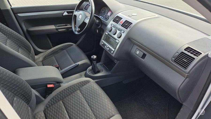 Pelēks Volkswagen Touran 2008 Utena, ar dzinēja tilpumu 1.90 L un nobraukumu 269 tūkst. km par 2950 €, foto 20 vietnē AUTOMOTO.COM.LV