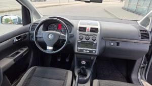 Pelēks Volkswagen Touran 2008 Utena, ar dzinēja tilpumu 1.90 L un nobraukumu 269 tūkst. km par 2950 €, foto 22 vietnē AUTOMOTO.COM.LV