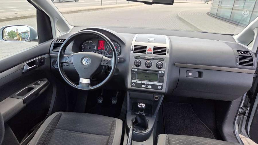 Pelēks Volkswagen Touran 2008 Utena, ar dzinēja tilpumu 1.90 L un nobraukumu 269 tūkst. km par 2950 €, foto 22 vietnē AUTOMOTO.COM.LV