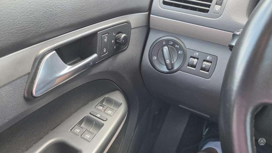 Pelēks Volkswagen Touran 2008 Utena, ar dzinēja tilpumu 1.90 L un nobraukumu 269 tūkst. km par 2950 €, foto 25 vietnē AUTOMOTO.COM.LV
