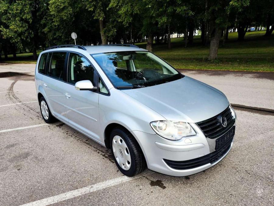 Grey Volkswagen Touran 2008 in Marijampole, with an engine capacity of 1.39 L and mileage of 171 thousand km for 3200 €, photo 1 on AUTOMOTO.COM.LV