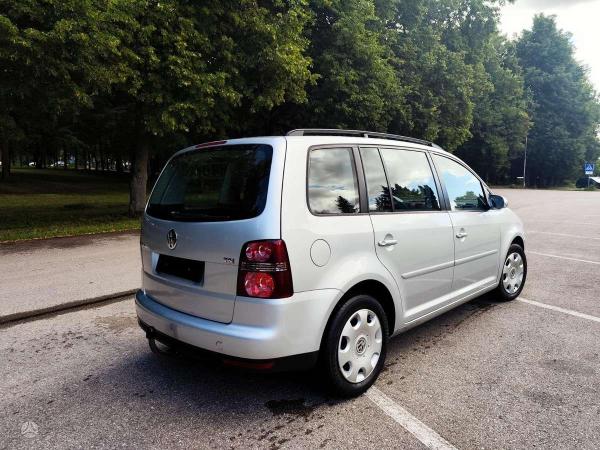 Pelēks Volkswagen Touran 2008 Marijampole, ar dzinēja tilpumu 1.39 L un nobraukumu 171 tūkst. km par 3200 €, foto 3 vietnē AUTOMOTO.COM.LV