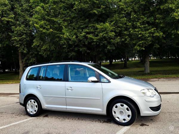 Pelēks Volkswagen Touran 2008 Marijampole, ar dzinēja tilpumu 1.39 L un nobraukumu 171 tūkst. km par 3200 €, foto 4 vietnē AUTOMOTO.COM.LV