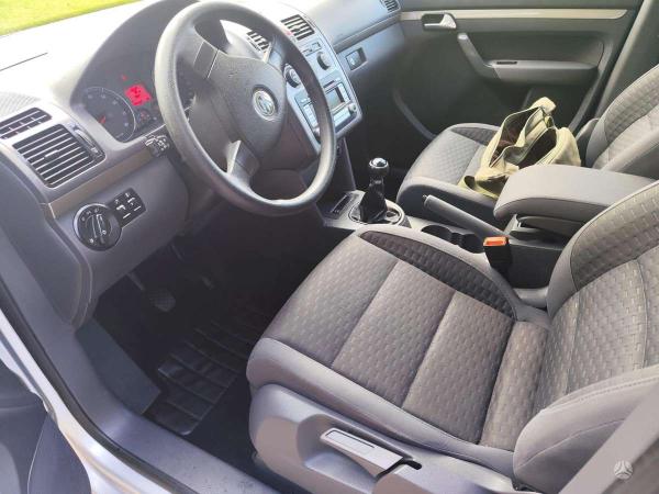 Pelēks Volkswagen Touran 2008 Marijampole, ar dzinēja tilpumu 1.39 L un nobraukumu 171 tūkst. km par 3200 €, foto 5 vietnē AUTOMOTO.COM.LV