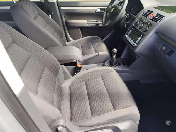 Pelēks Volkswagen Touran 2008 Marijampole, ar dzinēja tilpumu 1.39 L un nobraukumu 171 tūkst. km par 3200 €, foto 8 vietnē AUTOMOTO.COM.LV