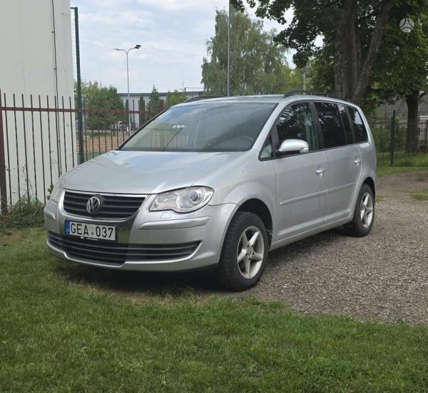 Pelēks Volkswagen Touran 2008 Viļņa, ar dzinēja tilpumu 1.97 L un nobraukumu 394 tūkst. km par 2300 €, foto 1 vietnē AUTOMOTO.COM.LV