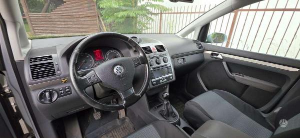 Pelēks Volkswagen Touran 2008 Viļņa, ar dzinēja tilpumu 1.97 L un nobraukumu 394 tūkst. km par 2300 €, foto 7 vietnē AUTOMOTO.COM.LV