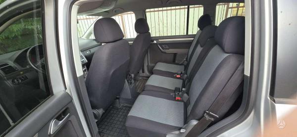Pelēks Volkswagen Touran 2008 Viļņa, ar dzinēja tilpumu 1.97 L un nobraukumu 394 tūkst. km par 2300 €, foto 9 vietnē AUTOMOTO.COM.LV
