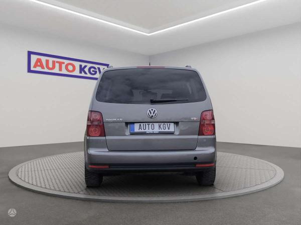 Pelēks Volkswagen Touran 2008 Viļņa, ar dzinēja tilpumu 1.90 L un nobraukumu 435 tūkst. km par 3900 €, foto 4 vietnē AUTOMOTO.COM.LV
