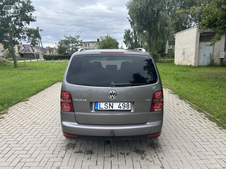 Pelēks Volkswagen Touran 2008 Radviliškis, ar dzinēja tilpumu 1.90 L un nobraukumu 280 tūkst. km par 3500 €, foto 5 vietnē AUTOMOTO.COM.LV
