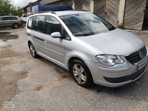 Pelēks Volkswagen Touran 2008 Šauļi, ar dzinēja tilpumu 2.00 L un nobraukumu 388 tūkst. km par 1700 €, foto 9 vietnē AUTOMOTO.COM.LV