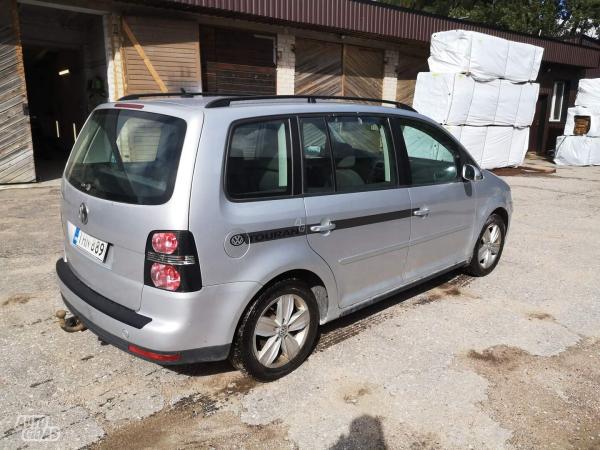 Pelēks Volkswagen Touran 2008 Šauļi, ar dzinēja tilpumu 2.00 L un nobraukumu 388 tūkst. km par 1700 €, foto 10 vietnē AUTOMOTO.COM.LV