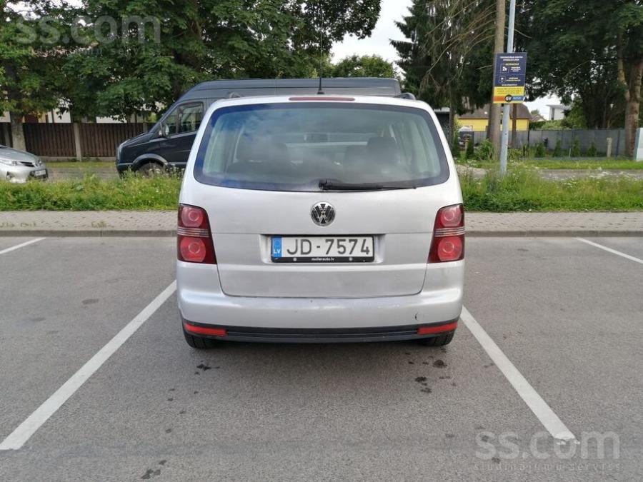 Pelēks Volkswagen Touran 2008 Rīga, ar dzinēja tilpumu 1.90 L un nobraukumu 382 tūkst. km par 1000 €, foto 5 vietnē AUTOMOTO.COM.LV