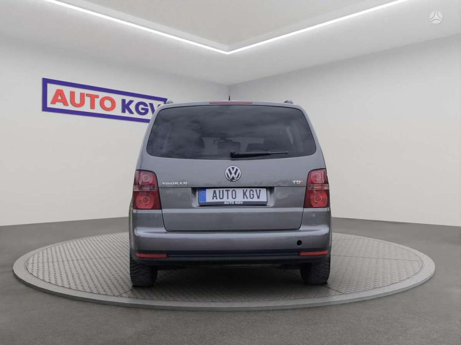 Grey Volkswagen Touran 2008 in Vilnius, with an engine capacity of 1.90 L and mileage of 435 thousand km for 3900 €, photo 5 on AUTOMOTO.COM.LV