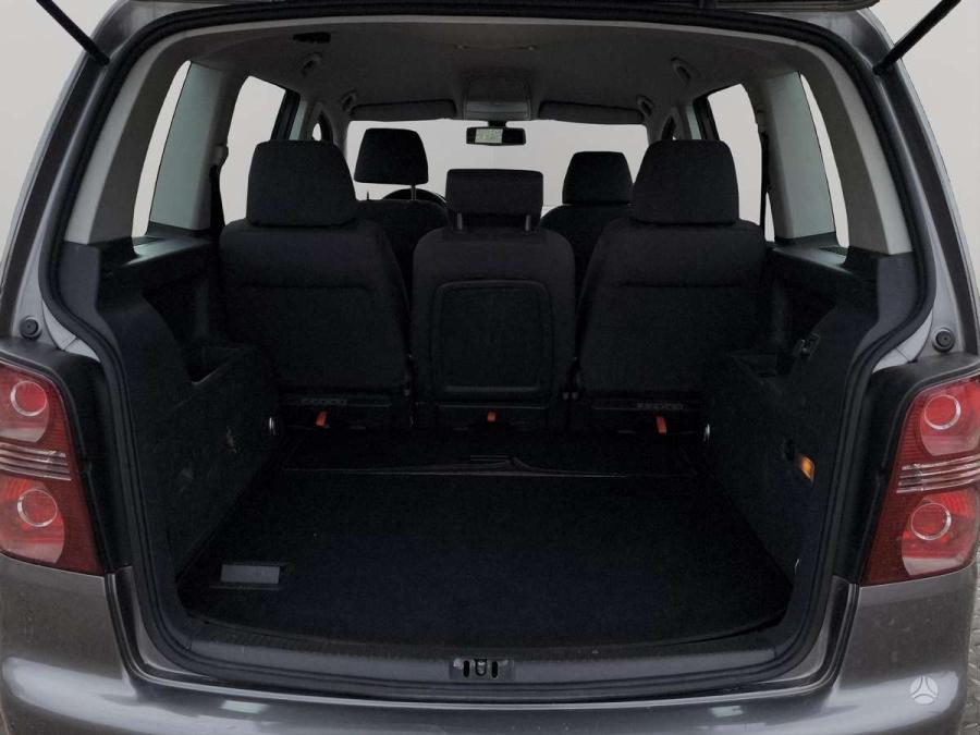 Grey Volkswagen Touran 2008 in Vilnius, with an engine capacity of 1.90 L and mileage of 435 thousand km for 3900 €, photo 11 on AUTOMOTO.COM.LV