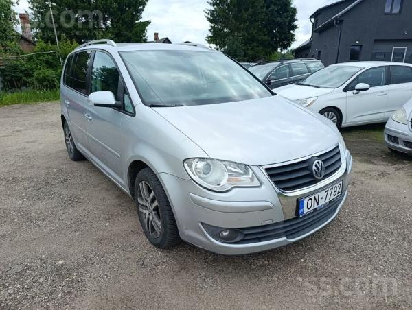 Pelēks Volkswagen Touran 2008 Rēzekne, ar dzinēja tilpumu 1.90 L un nobraukumu 290 tūkst. km par 2950 €, foto 2 vietnē AUTOMOTO.COM.LV