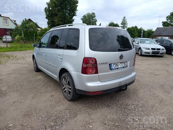 Pelēks Volkswagen Touran 2008 Rēzekne, ar dzinēja tilpumu 1.90 L un nobraukumu 290 tūkst. km par 2950 €, foto 4 vietnē AUTOMOTO.COM.LV