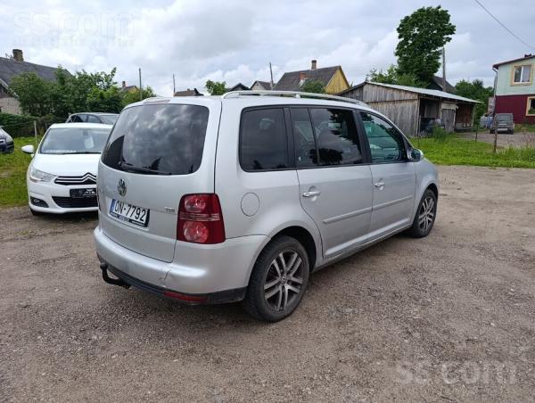 Pelēks Volkswagen Touran 2008 Rēzekne, ar dzinēja tilpumu 1.90 L un nobraukumu 290 tūkst. km par 2950 €, foto 5 vietnē AUTOMOTO.COM.LV
