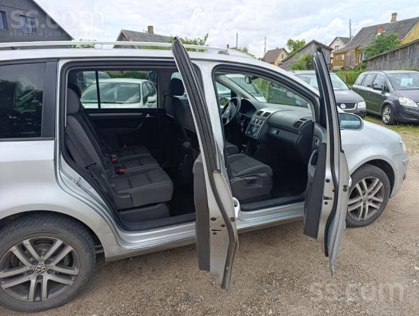 Pelēks Volkswagen Touran 2008 Rēzekne, ar dzinēja tilpumu 1.90 L un nobraukumu 290 tūkst. km par 2950 €, foto 7 vietnē AUTOMOTO.COM.LV
