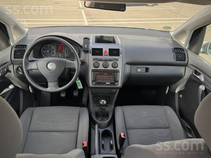 Pelēks Volkswagen Touran 2008 Jelgava, ar dzinēja tilpumu 1.90 L un nobraukumu 0 tūkst. km par 4099 €, foto 10 vietnē AUTOMOTO.COM.LV