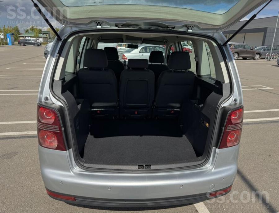 Pelēks Volkswagen Touran 2008 Jelgava, ar dzinēja tilpumu 1.90 L un nobraukumu 0 tūkst. km par 4099 €, foto 20 vietnē AUTOMOTO.COM.LV