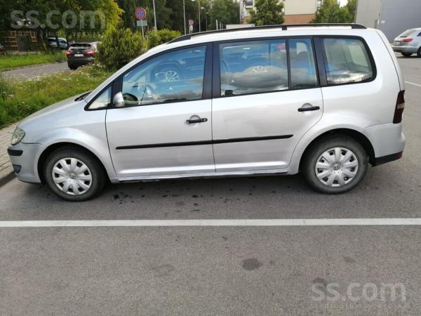 Pelēks Volkswagen Touran 2008 Rīga, ar dzinēja tilpumu 1.90 L un nobraukumu 383 tūkst. km par 1000 €, foto 2 vietnē AUTOMOTO.COM.LV