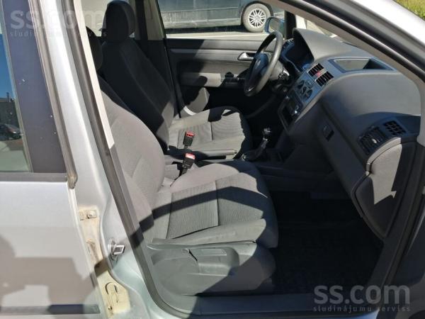 Pelēks Volkswagen Touran 2008 Rīga, ar dzinēja tilpumu 1.90 L un nobraukumu 383 tūkst. km par 1000 €, foto 7 vietnē AUTOMOTO.COM.LV