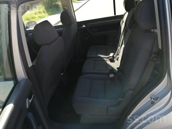 Pelēks Volkswagen Touran 2008 Rīga, ar dzinēja tilpumu 1.90 L un nobraukumu 383 tūkst. km par 1000 €, foto 8 vietnē AUTOMOTO.COM.LV