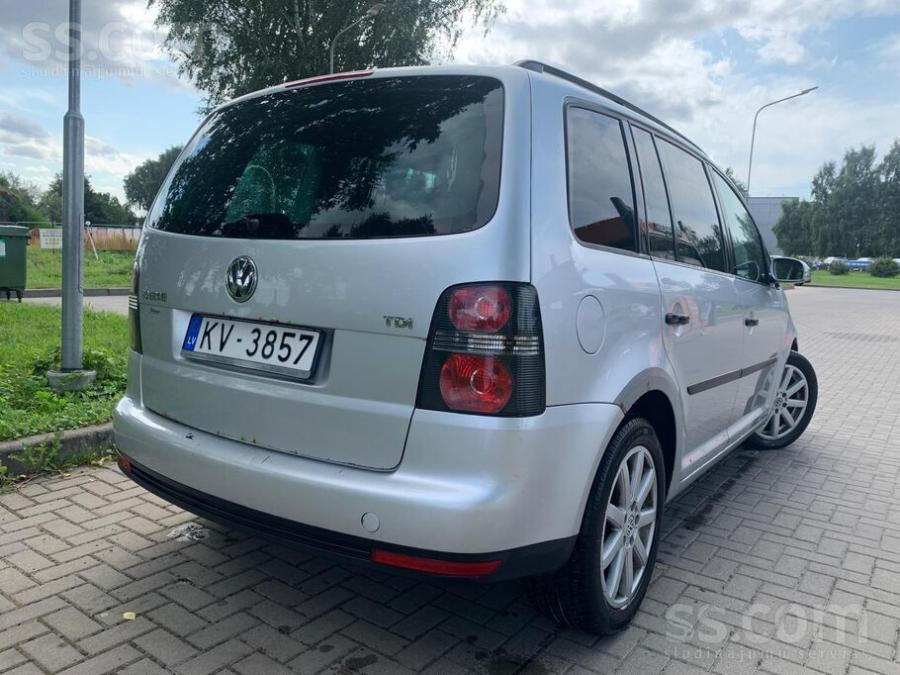 Pelēks Volkswagen Touran 2008 Rīga, ar dzinēja tilpumu 1.90 L un nobraukumu 306 tūkst. km par 1890 €, foto 5 vietnē AUTOMOTO.COM.LV