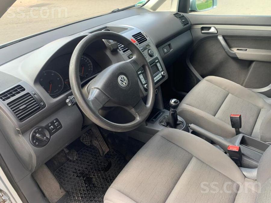 Pelēks Volkswagen Touran 2008 Rīga, ar dzinēja tilpumu 1.90 L un nobraukumu 306 tūkst. km par 1890 €, foto 6 vietnē AUTOMOTO.COM.LV