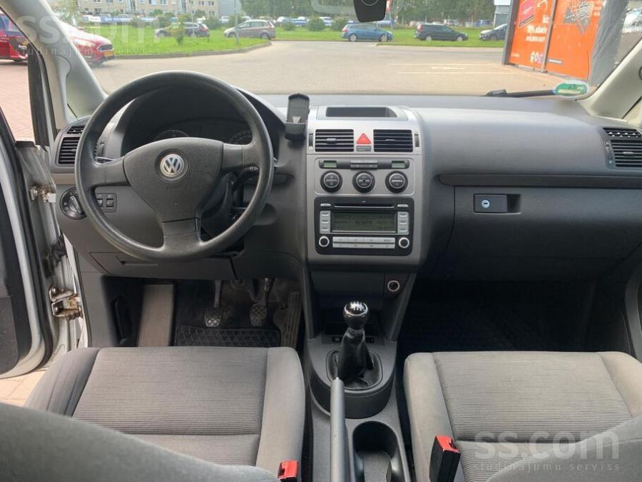 Pelēks Volkswagen Touran 2008 Rīga, ar dzinēja tilpumu 1.90 L un nobraukumu 306 tūkst. km par 1890 €, foto 8 vietnē AUTOMOTO.COM.LV
