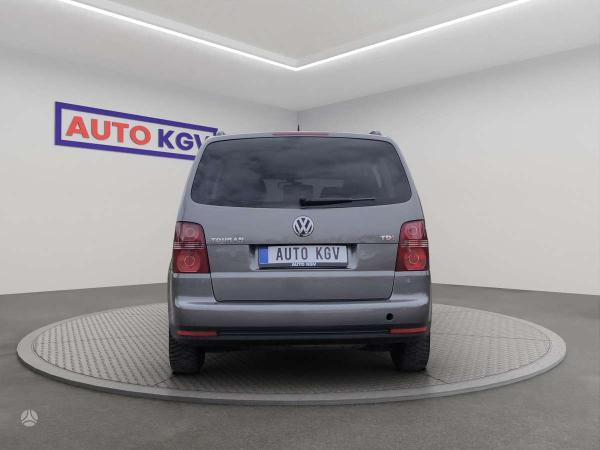 Grey Volkswagen Touran 2008 in Vilnius, with an engine capacity of 1.90 L and mileage of 435 thousand km for 3900 €, photo 4 on AUTOMOTO.COM.LV