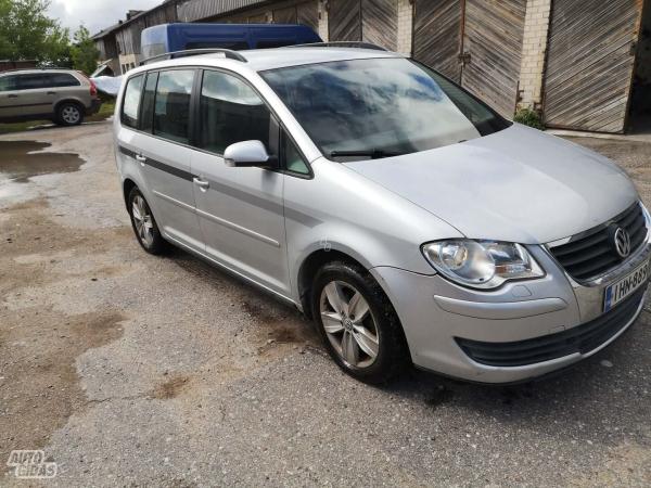 Pelēks Volkswagen Touran 2008 Šauļi, ar dzinēja tilpumu 2.00 L un nobraukumu 388 tūkst. km par 1450 €, foto 9 vietnē AUTOMOTO.COM.LV