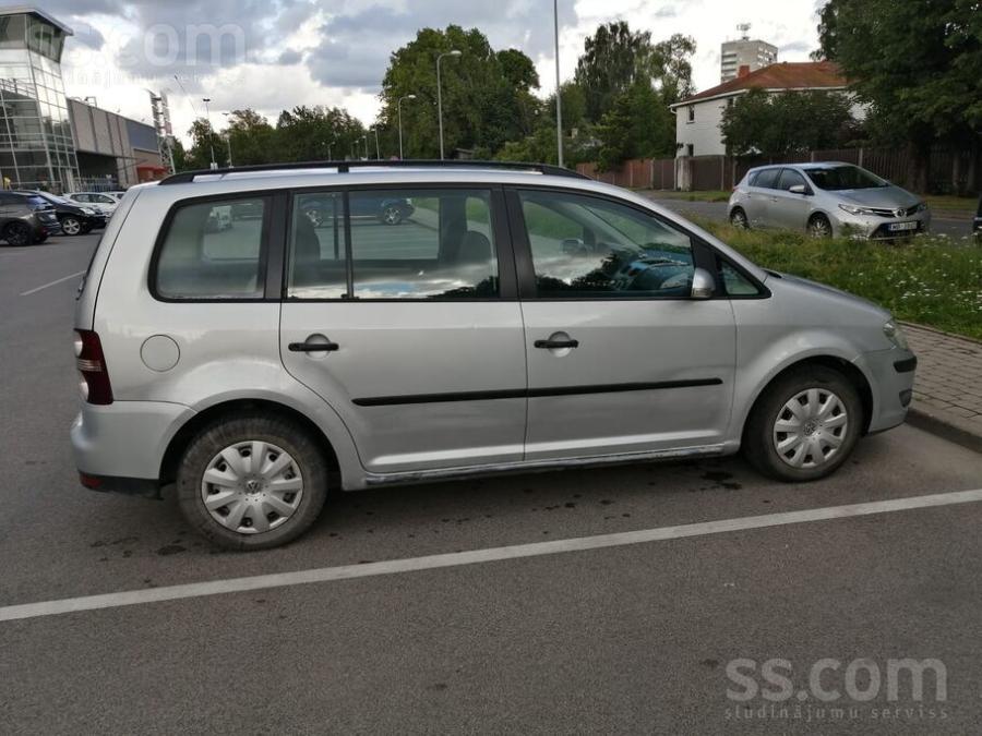 Grey Volkswagen Touran 2008 in Riga, with an engine capacity of 1.90 L and mileage of 383 thousand km for 1000 €, photo 4 on AUTOMOTO.COM.LV