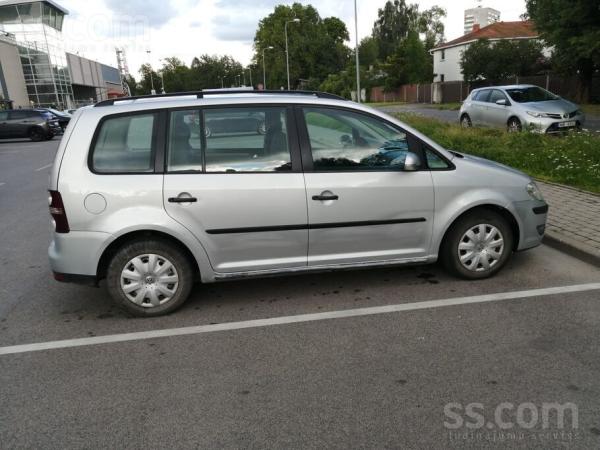 Grey Volkswagen Touran 2008 in Riga, with an engine capacity of 1.90 L and mileage of 383 thousand km for 900 €, photo 3 on AUTOMOTO.COM.LV