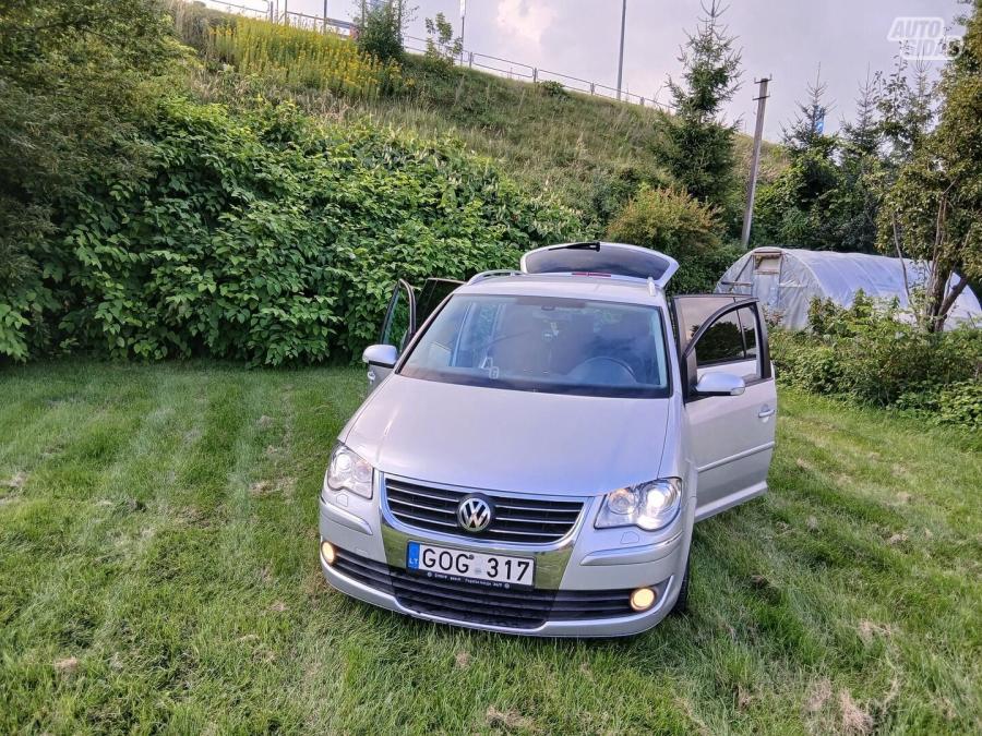 Pelēks Volkswagen Touran 2008 Viļņa, ar dzinēja tilpumu 2.00 L un nobraukumu 438 tūkst. km par 1450 €, foto 1 vietnē AUTOMOTO.COM.LV