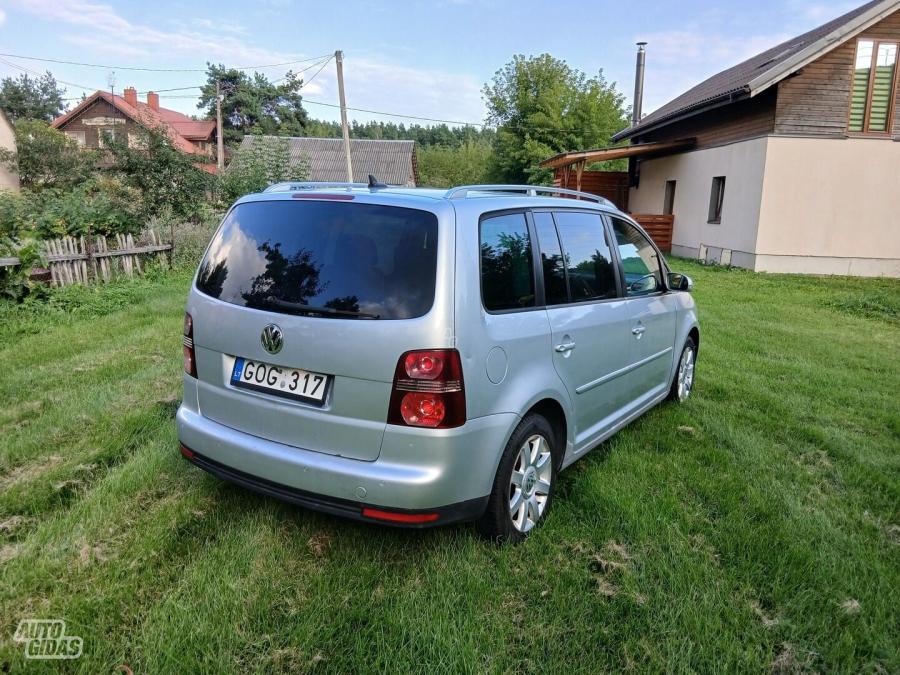 Pelēks Volkswagen Touran 2008 Viļņa, ar dzinēja tilpumu 2.00 L un nobraukumu 438 tūkst. km par 1450 €, foto 6 vietnē AUTOMOTO.COM.LV