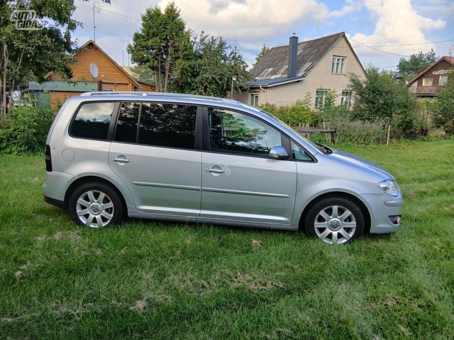 Pelēks Volkswagen Touran 2008 Viļņa, ar dzinēja tilpumu 2.00 L un nobraukumu 438 tūkst. km par 1450 €, foto 7 vietnē AUTOMOTO.COM.LV
