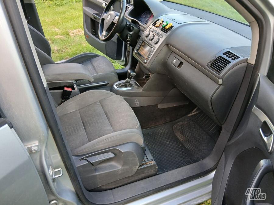 Pelēks Volkswagen Touran 2008 Viļņa, ar dzinēja tilpumu 2.00 L un nobraukumu 438 tūkst. km par 1450 €, foto 13 vietnē AUTOMOTO.COM.LV