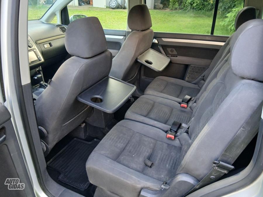 Pelēks Volkswagen Touran 2008 Viļņa, ar dzinēja tilpumu 2.00 L un nobraukumu 438 tūkst. km par 1450 €, foto 14 vietnē AUTOMOTO.COM.LV