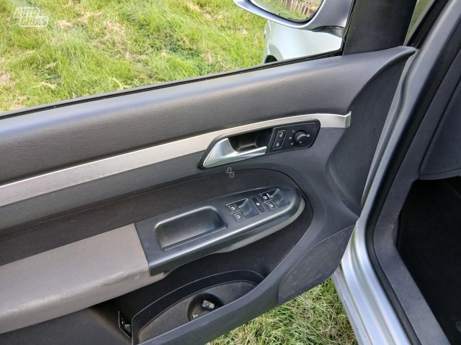 Pelēks Volkswagen Touran 2008 Viļņa, ar dzinēja tilpumu 2.00 L un nobraukumu 438 tūkst. km par 1450 €, foto 15 vietnē AUTOMOTO.COM.LV
