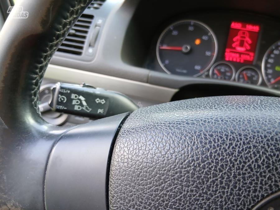 Pelēks Volkswagen Touran 2008 Viļņa, ar dzinēja tilpumu 2.00 L un nobraukumu 438 tūkst. km par 1450 €, foto 18 vietnē AUTOMOTO.COM.LV