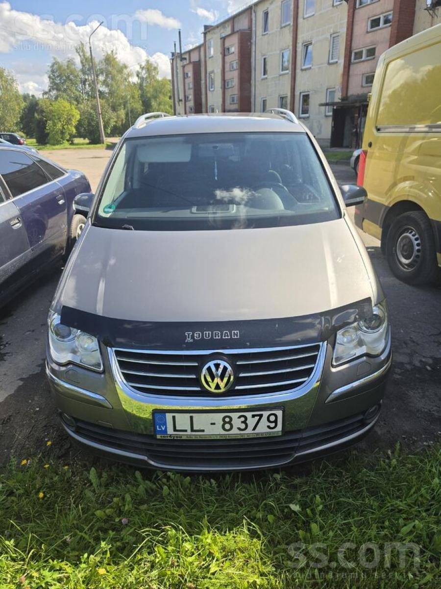 Pelēks Volkswagen Touran 2008 Jelgava, ar dzinēja tilpumu 2.00 L un nobraukumu 279 tūkst. km par 2600 €, foto 1 vietnē AUTOMOTO.COM.LV