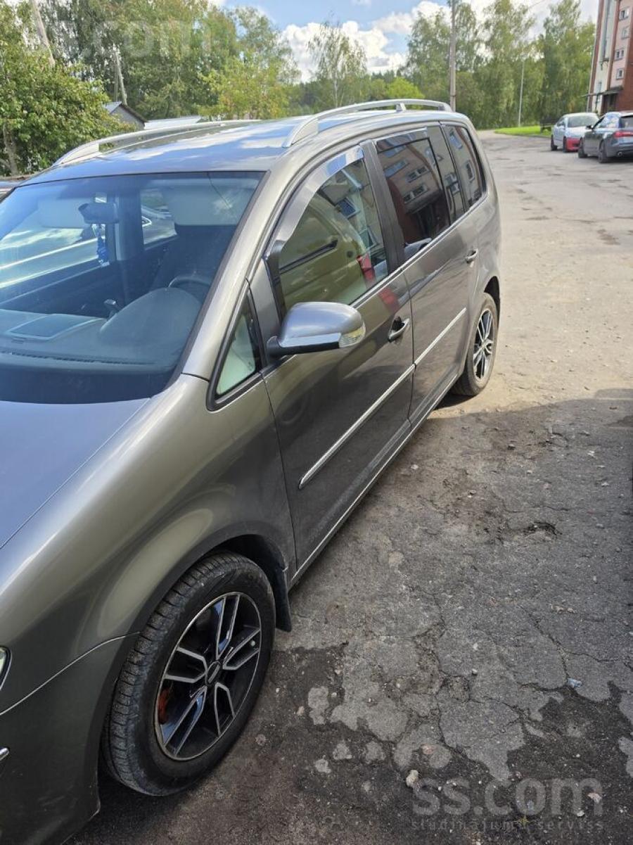 Pelēks Volkswagen Touran 2008 Jelgava, ar dzinēja tilpumu 2.00 L un nobraukumu 279 tūkst. km par 2600 €, foto 3 vietnē AUTOMOTO.COM.LV