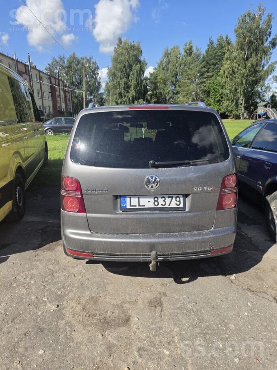 Pelēks Volkswagen Touran 2008 Jelgava, ar dzinēja tilpumu 2.00 L un nobraukumu 279 tūkst. km par 2600 €, foto 4 vietnē AUTOMOTO.COM.LV