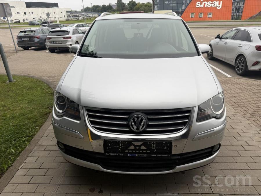 Pelēks Volkswagen Touran 2008 Rēzekne, ar dzinēja tilpumu 1.90 L un nobraukumu 0 tūkst. km par 3850 €, foto 1 vietnē AUTOMOTO.COM.LV
