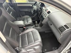 Pelēks Volkswagen Touran 2008 Rēzekne, ar dzinēja tilpumu 1.90 L un nobraukumu 0 tūkst. km par 3850 €, foto 13 vietnē AUTOMOTO.COM.LV